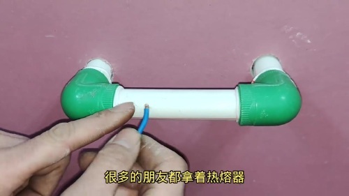 水管上有个很小的孔漏水怎么办?教你2个好方法,在原地轻松修复