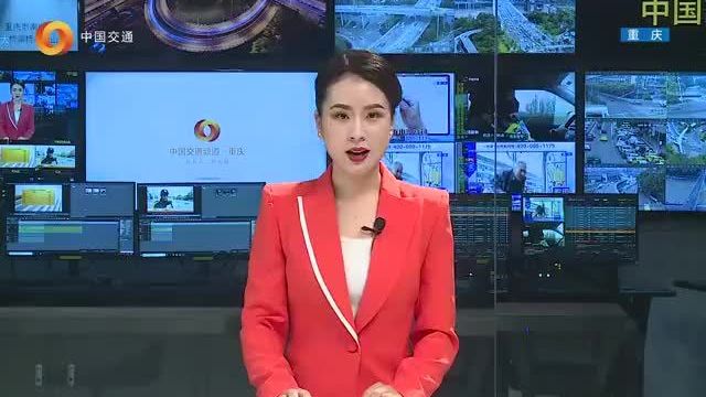 近日,一辆载运粉尘水泥的重型半挂牵引车