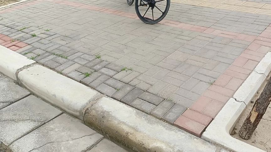 路上偶遇大哥骑了一辆被染成黑色的青桔单车,态度还行