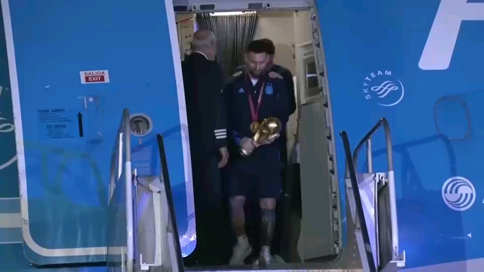【阿根廷世界杯夺冠】冠军凯旋!球王梅西手捧大力神杯第一个走下飞机