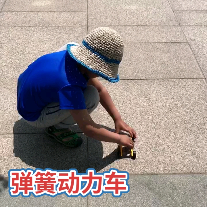 科技小制作～弹簧动力小车