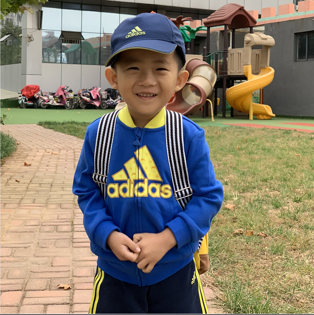 小学生李宜恩 