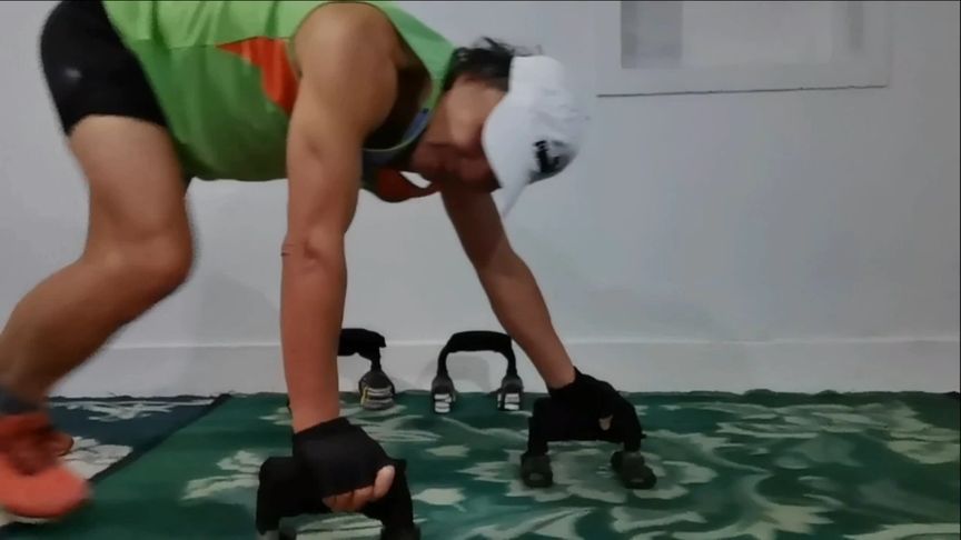 每天早晚爬行锻炼的十分钟可预防低头族的颈腰椎的不适。