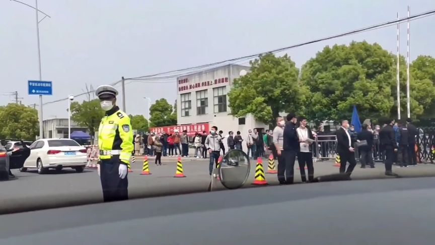 今天经过车管所,市民扎堆上牌,汽车排着长龙