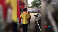 【拍客】司机暴怒!加油站加完油 油表指针未动