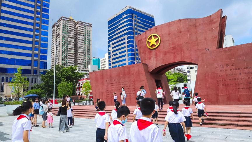 红火炬小学开展“红”游越秀研学活动,体验“行走中的红色党课”