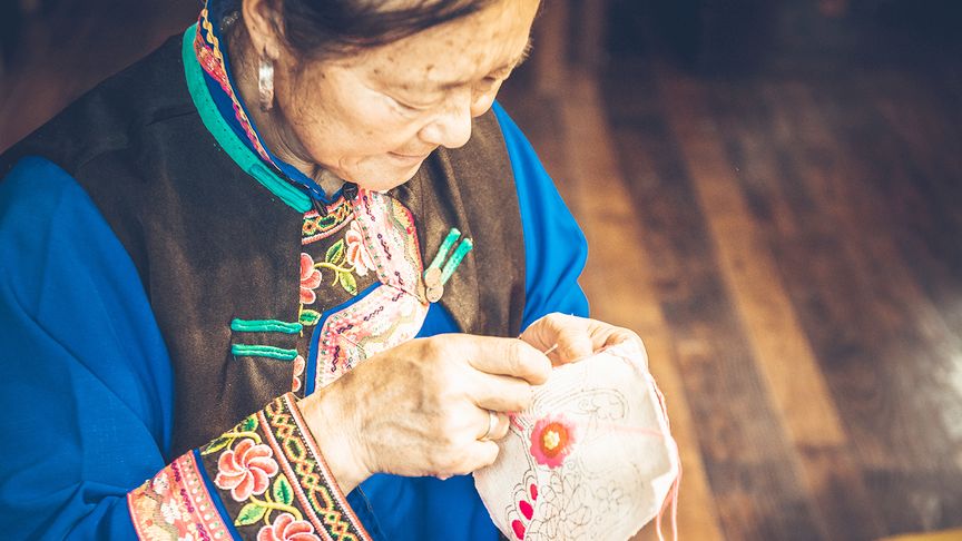 羌族人服饰中的重要组成部分——羌绣