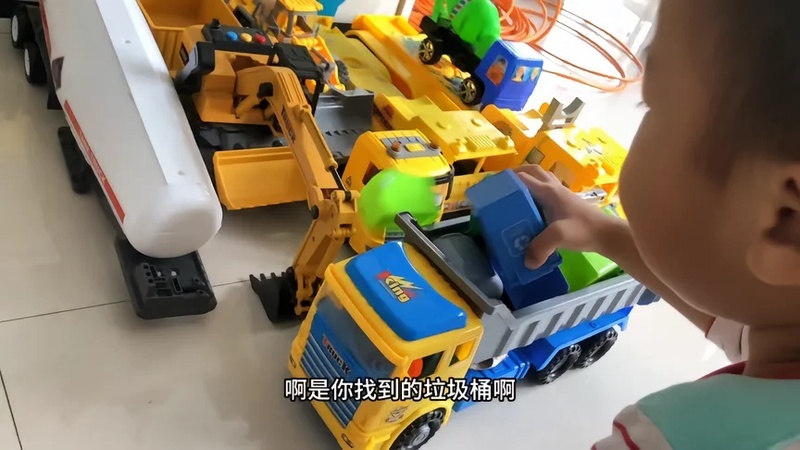 垃圾桶突然全都不见了!儿童玩具车故事工程车垃圾车卡车挖掘机搅