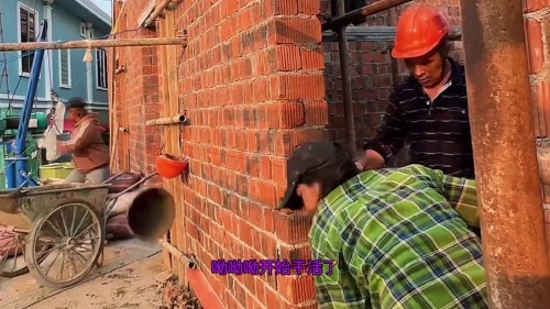 现在继续进行浇筑构造柱的混凝土