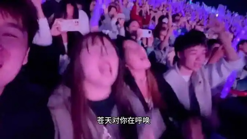 凤凰传奇演唱会现场,荧光棒挥出了军训的感觉!万人合唱,堪称大型KTV