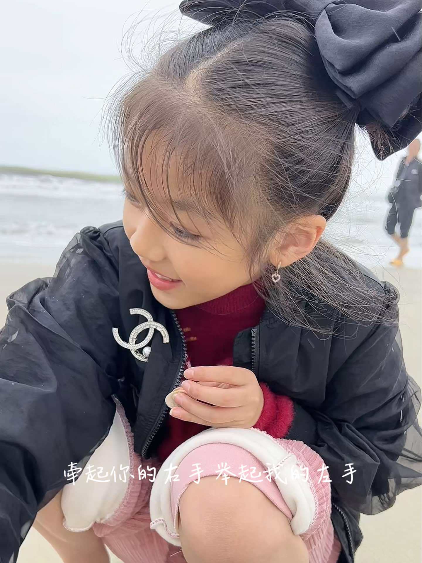 小孩子的快乐总是那么简单赶海的小姑娘这娃本来就不白,还.