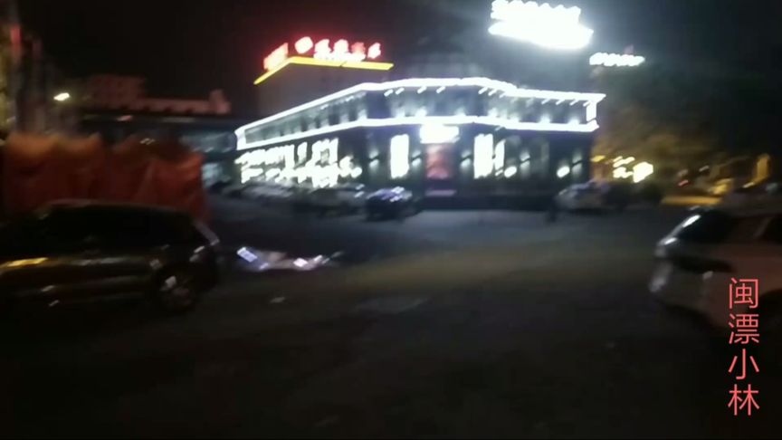 小伙交房租时,住了15天电费竞然要快到四百元,房东真坑