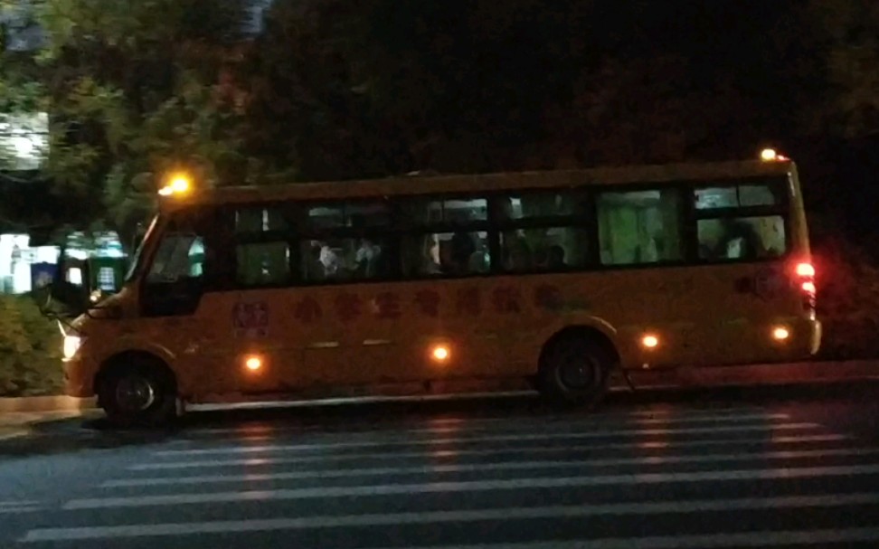 [应急车辆]使用转子灯的调兵山市校车