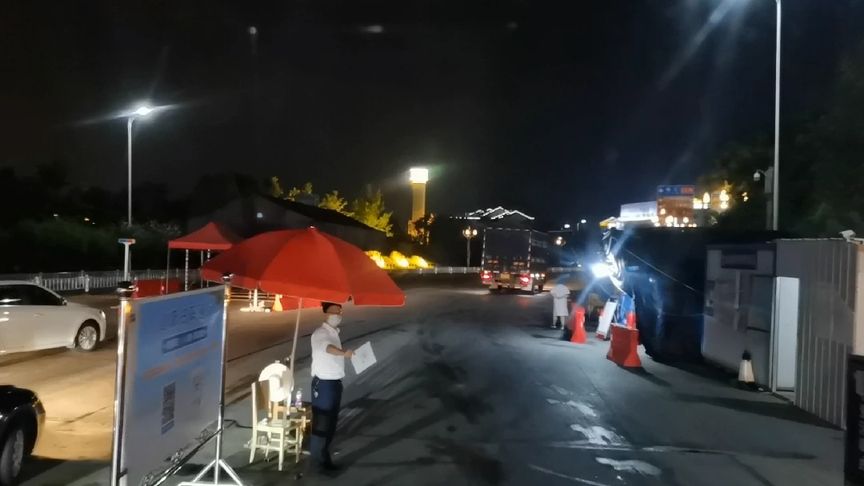 到处都是卡口,健康码都不好使了,要48小时内的核酸检测报告通行