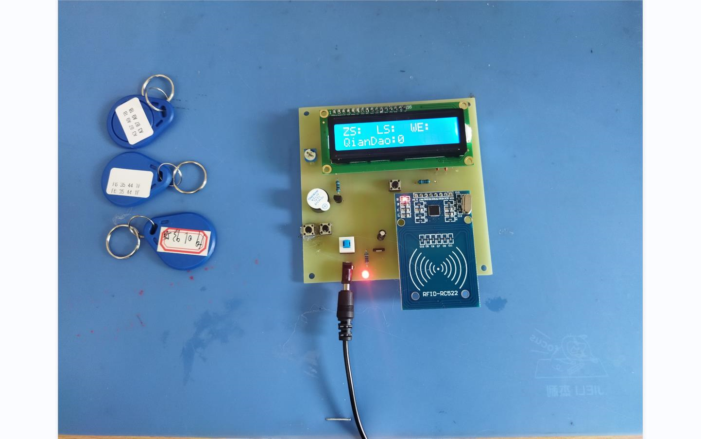 基于51单片机的射频RFID卡考勤人数计数统计系统设计+按键切换出场...