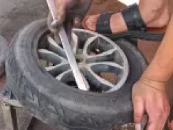 电动车真空胎老漏气;可以安装内胎吗?师傅带你实际操作看一下