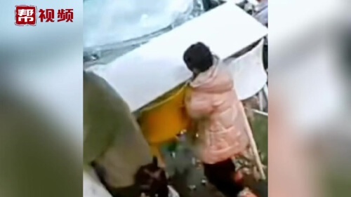 好险!车辆起步径直冲进店内,冲破玻璃门险些撞到孩子