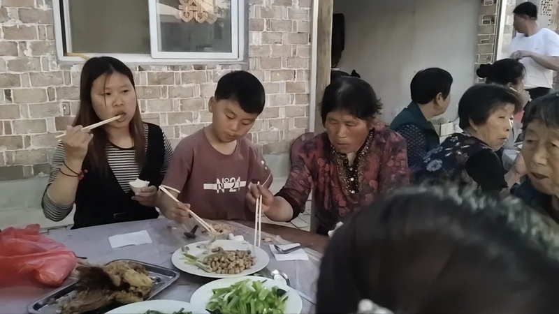 院里大哥结婚,头天晚上就开始坐席,一大家子男女老少真热闹