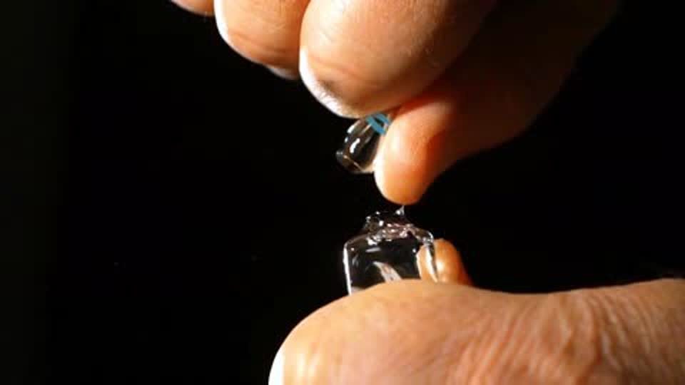 掰开的安瓿瓶,碎渣掉入药液当中,会被一同注入体内吗?