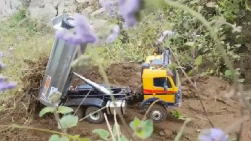 重型卡车RC等比模型玩具拥有液压自卸能力,缩小版的重型卡车