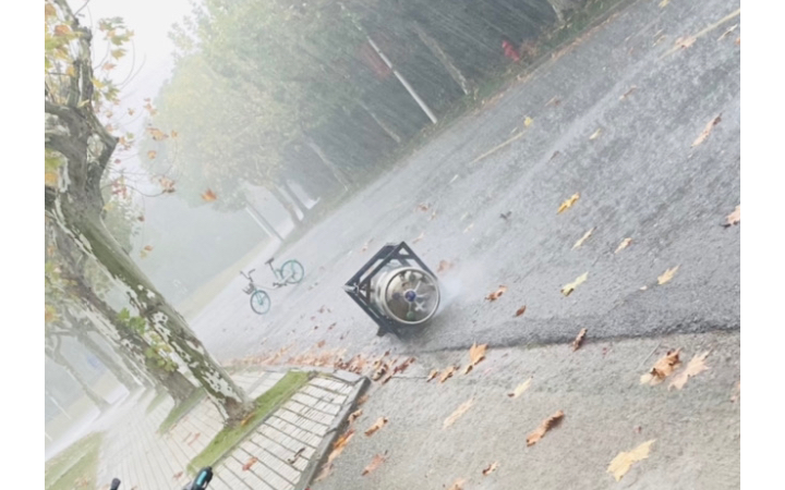 倒在大雨和路中间的泄漏液氮罐