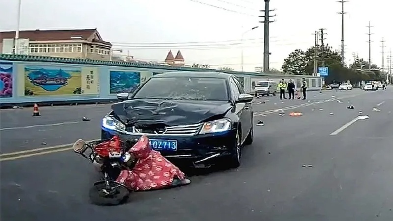 交通事故合集:开车走神撞向防护栏,这一下才知道谨慎驾驶?