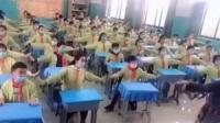 老师带学生们跳课桌舞,欢乐减压,朝气蓬勃,可可爱爱!