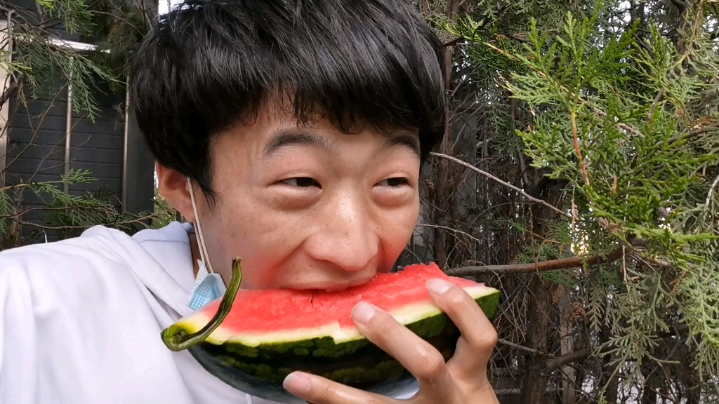 拍摄视频应该怎么去拍?人多的地方不好意思说话,看小伙怎么说的