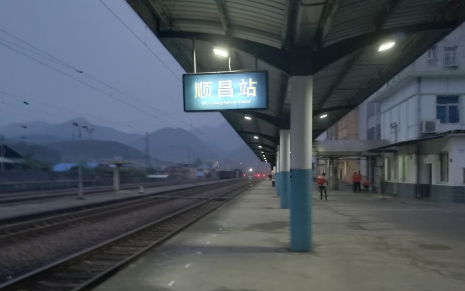 K1210次列车顺昌站进站