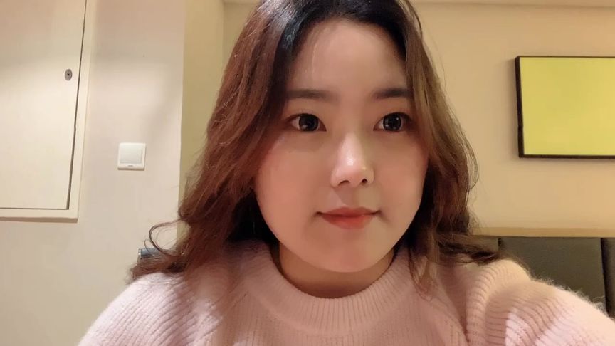 酒店工作人员带我选房间,明明有房卡可以直接开门,却为什要敲门
