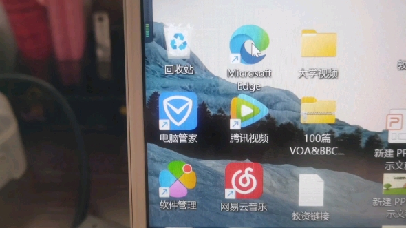 各位,edge浏览器打开就成这样的了,上面的标签页也不显示,咋办啊