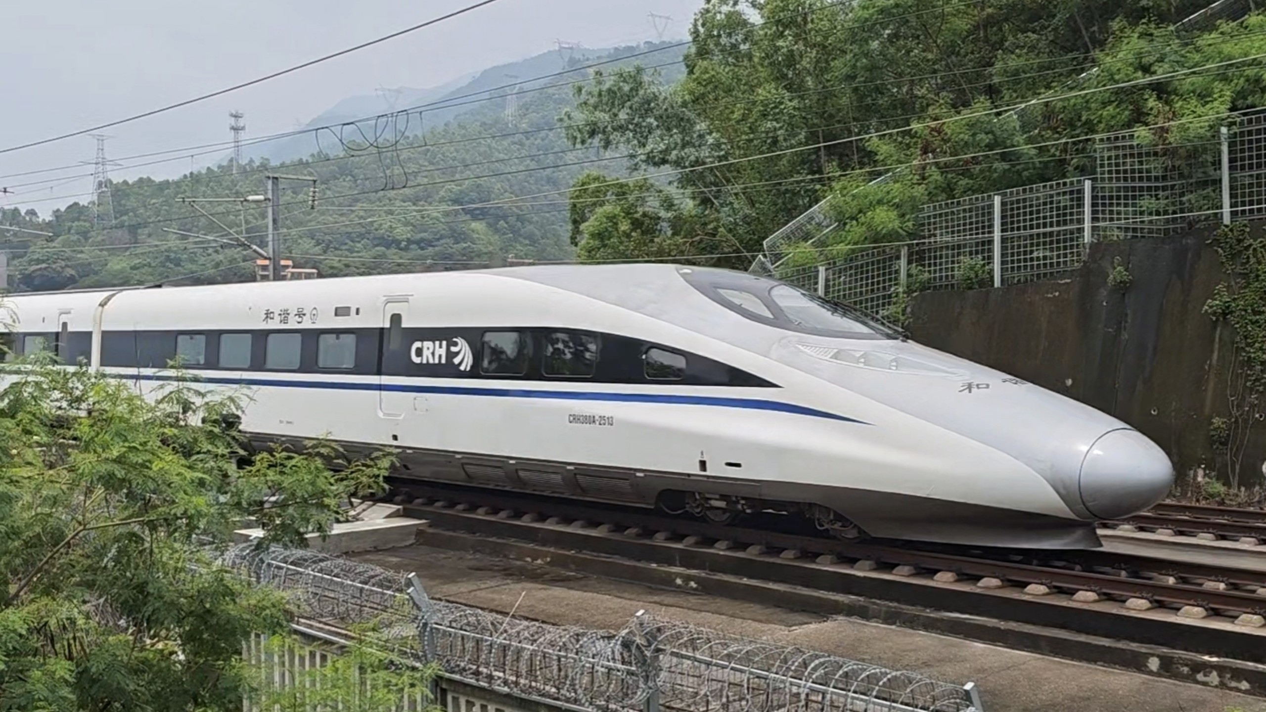 ...和谐号动车组CRH380A-2526+2513非统型担当G1122次列车清远站...