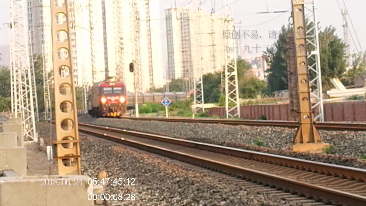 清晨的津山铁道k145公里,烟台至佳木斯的k1393次火车从天津站方向...