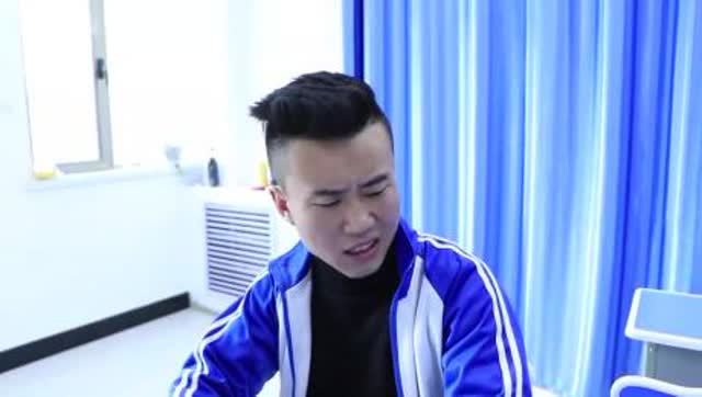 学校表彰大会,学渣自制假奖状,不料一抬头看见了摄像头