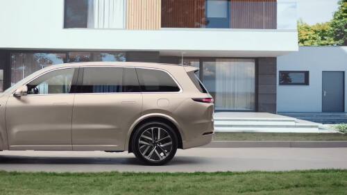 侧边开启的电动感应尾门一键降低后备厢高度的装载模式让家庭出行更...