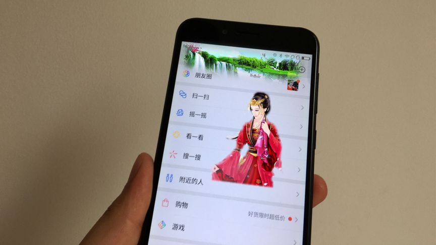 微信黑白界面很单调,教你更换炫酷的彩色背景,100种皮肤样式