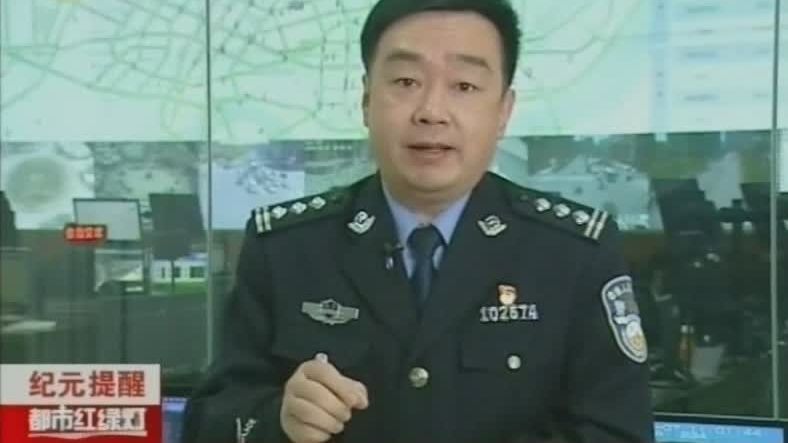 小轿车在高速公路上倒车行驶,如此危险违章行为勿模仿