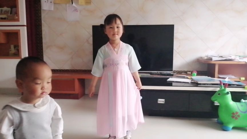 小姐姐给我们表演节目啦!你们觉得怎么样呢?