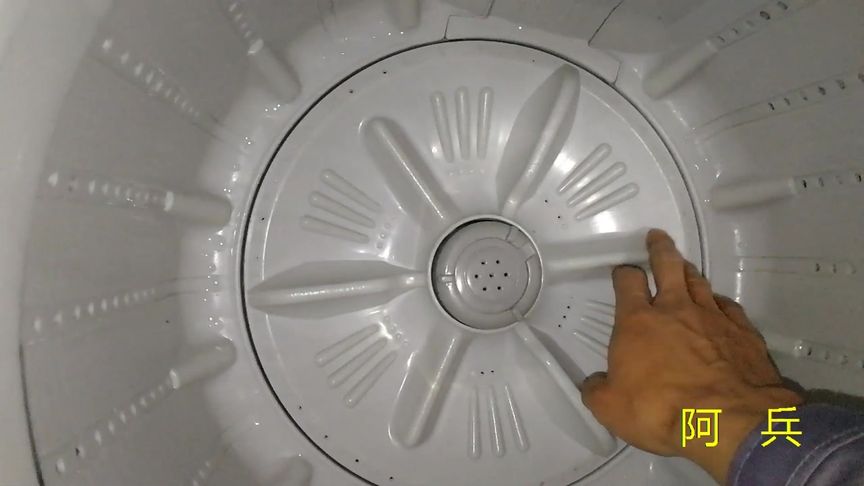 洗衣机放水洗涤,波轮底盘怎么飘起来了?维修起来太简单