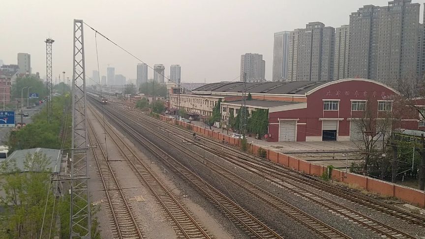 T367次列车快速通过!