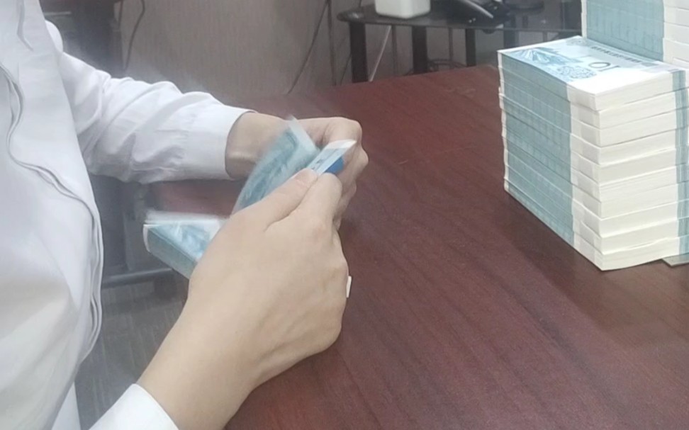 银行人的点钞日常:单指单张整把点钞