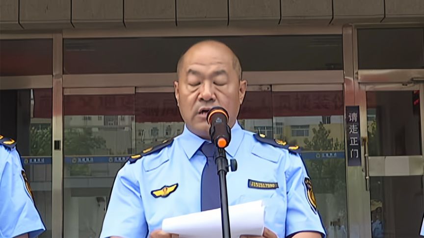 县交通运输局举行综合行政执法队伍 换装仪式