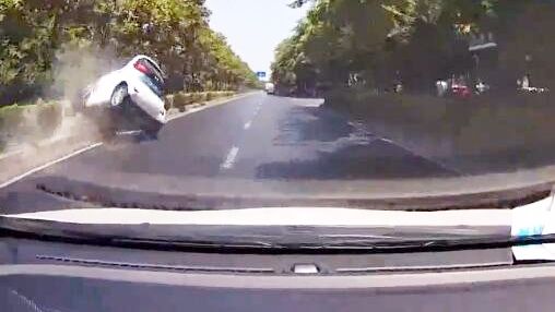 路遇众泰小电动轿车,一言不合就翻滚,看得我心里一颤一颤的