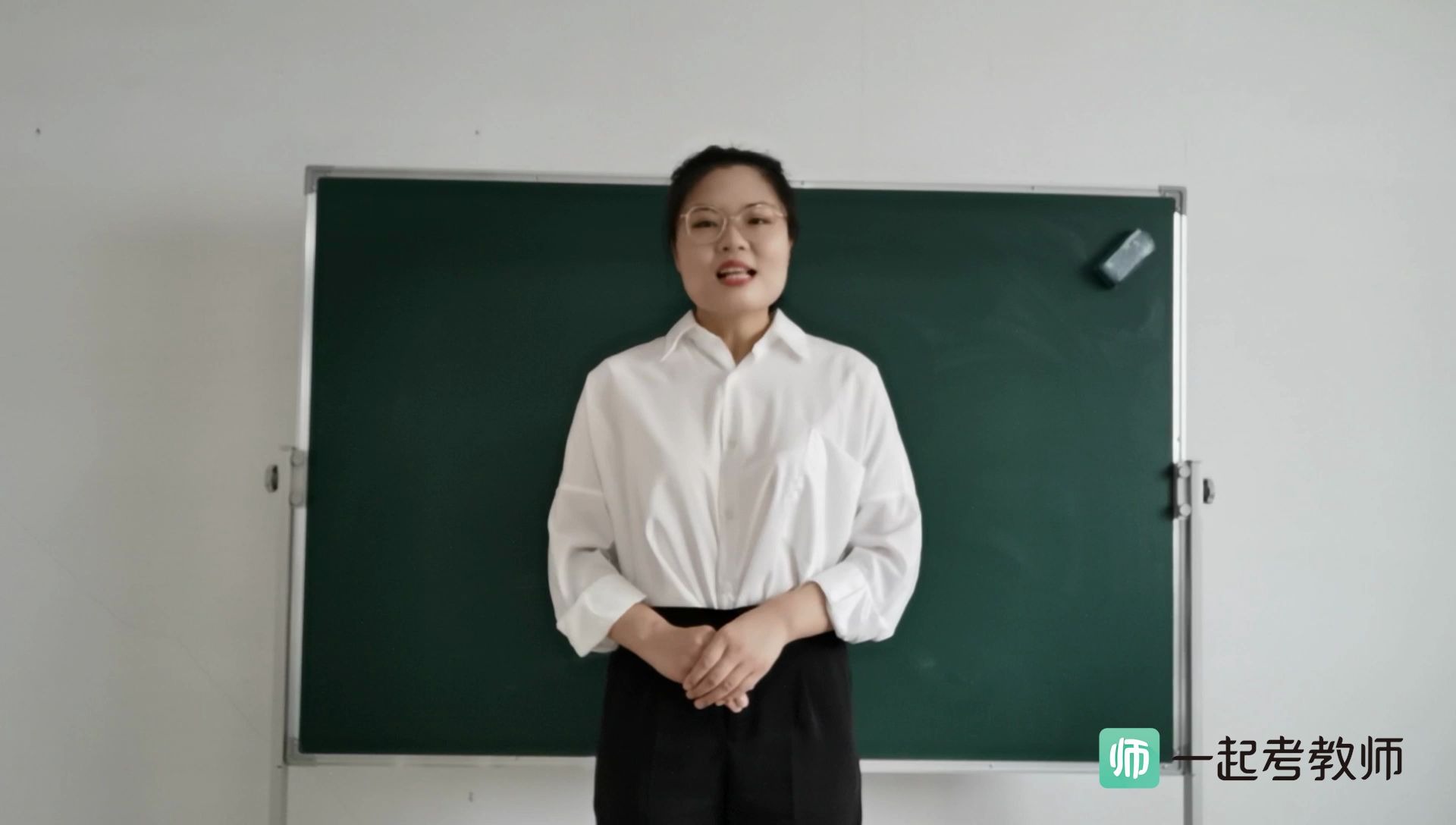 面试说课模板-人教版小学美术《设计文化衫》