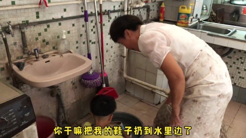 搞笑挠脚心日常孩子帮妈妈画出最好看牛逼的新鞋结果被挠痒痒