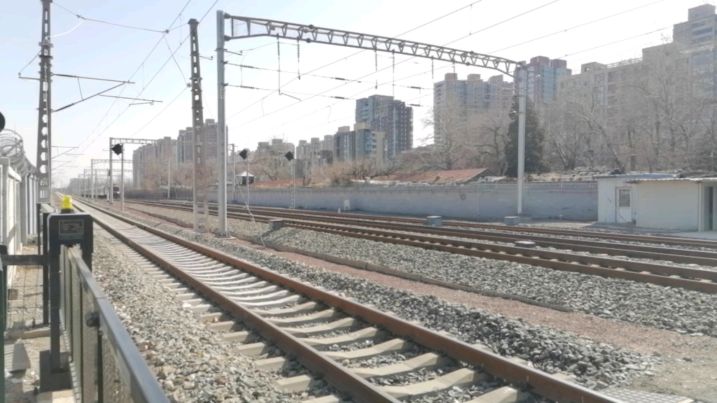 K2550次列车水南庄道口通过,列尾附挂WX25K998368