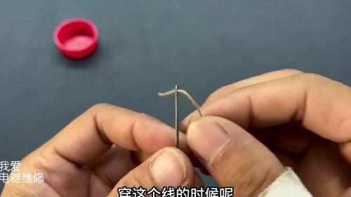 才发现,用一个瓶盖快速穿针引线,不管多小的针孔,立马就轻松穿