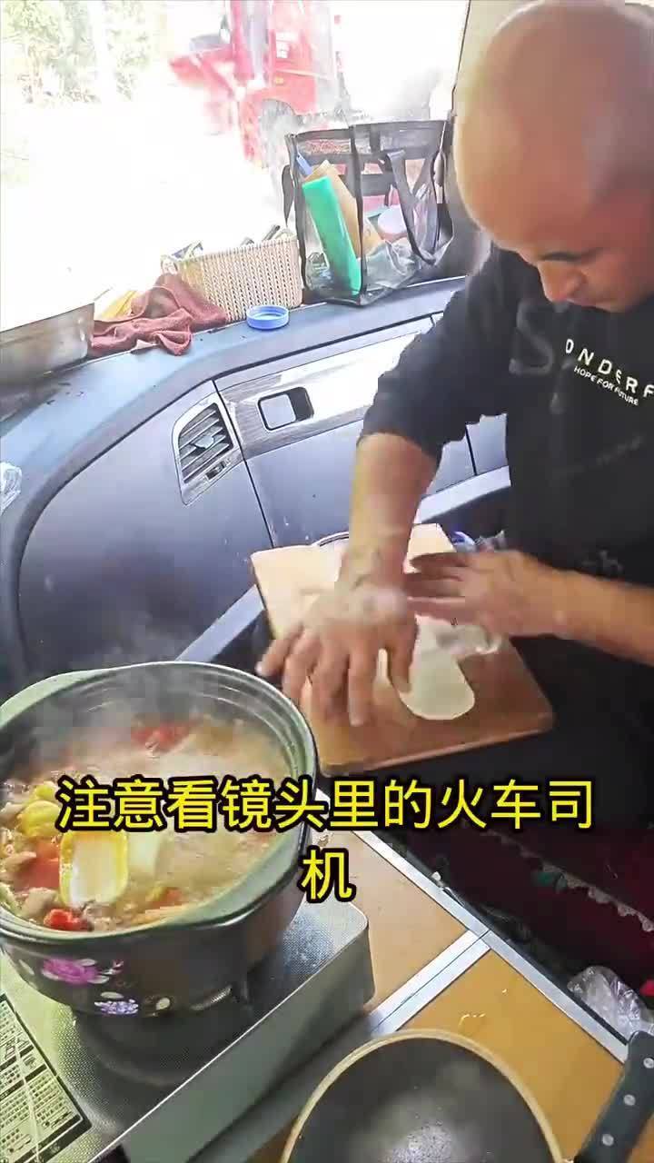平凡大哥用行动诠释责任担当,令人动容!