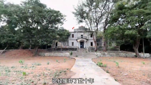 一所废弃数年的学校,传来奇怪的声音什么情况,我们一起去探索!