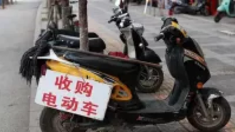 电动车的旧电瓶值多少钱?别再傻乎乎卖废品了,现在知道还不晚!